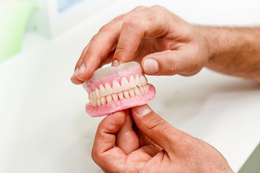 Douleur aux gencives : solutions pour soulager et soigner